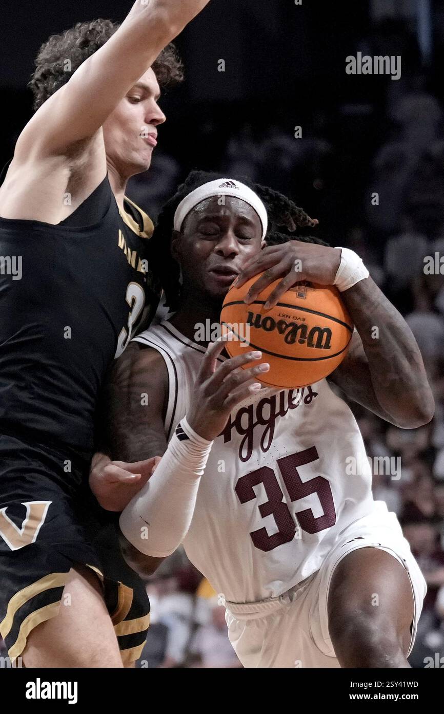 Texas A&M guard Manny Obaseki (35) drives the lane against Vanderbilt ...