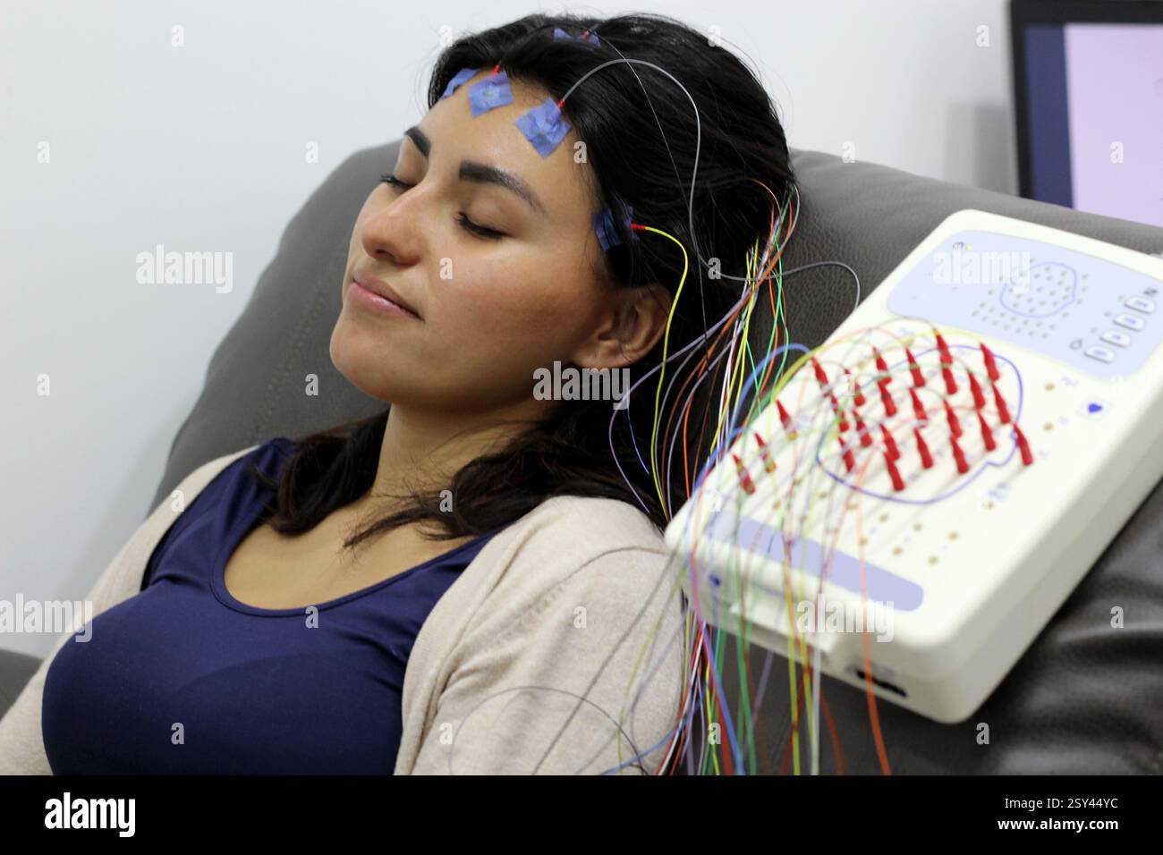 20-year-old Latina woman undergoes a neurological study ...