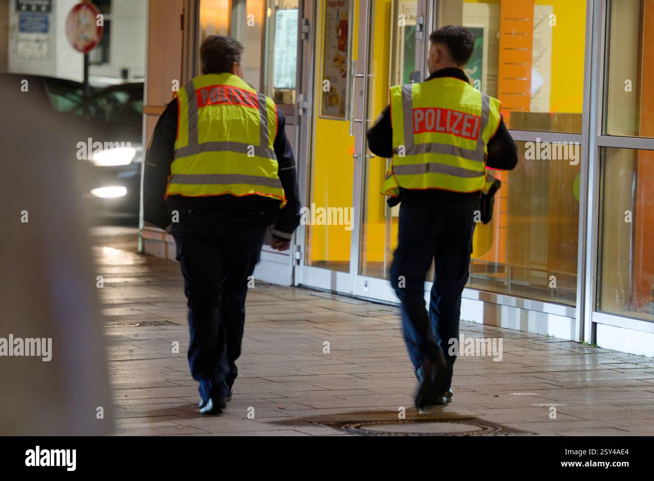 Cologne, Germany. 27th Feb, 2025. Police officers patrol around the ...