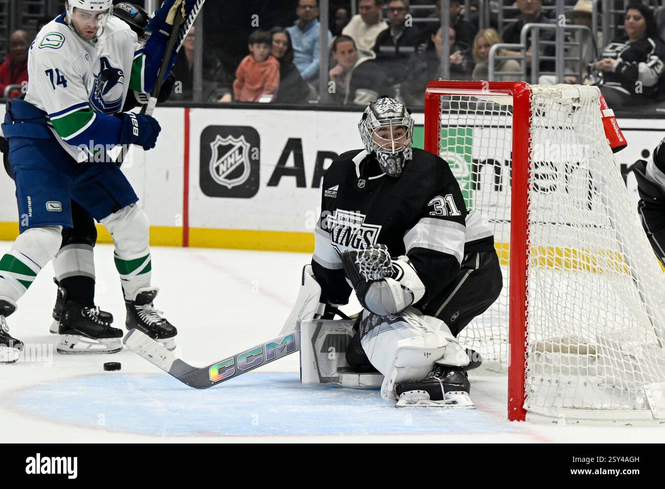 Los Angeles Kings goaltender David Rittich (31) looks for the puck with ...