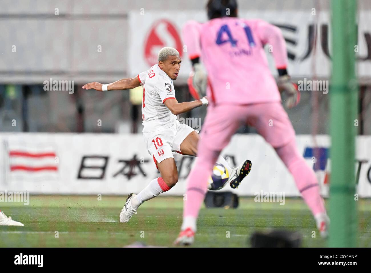 Ajinomoto Stadium, Tokyo, Japan. 26th Feb, 2025. Mateus Castro (Grampus ...