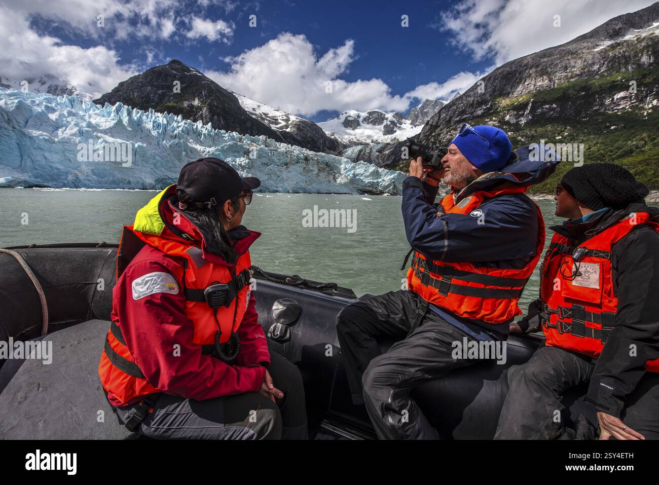 Excursion by Zodiac from the cruise ship Ventus Australis to the Porter ...