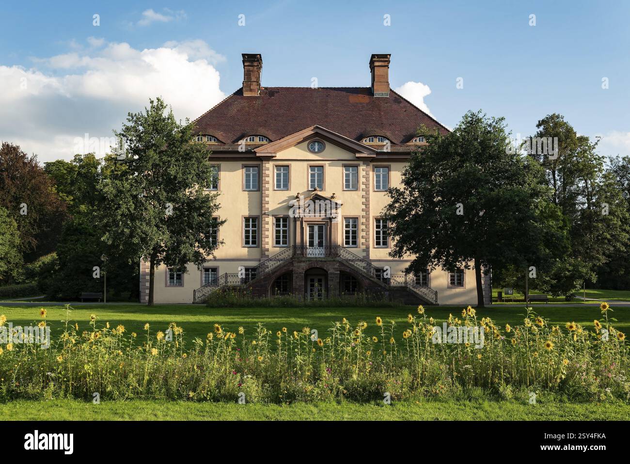 Schieder Castle presents itself under a blue sky as an elegant manor ...