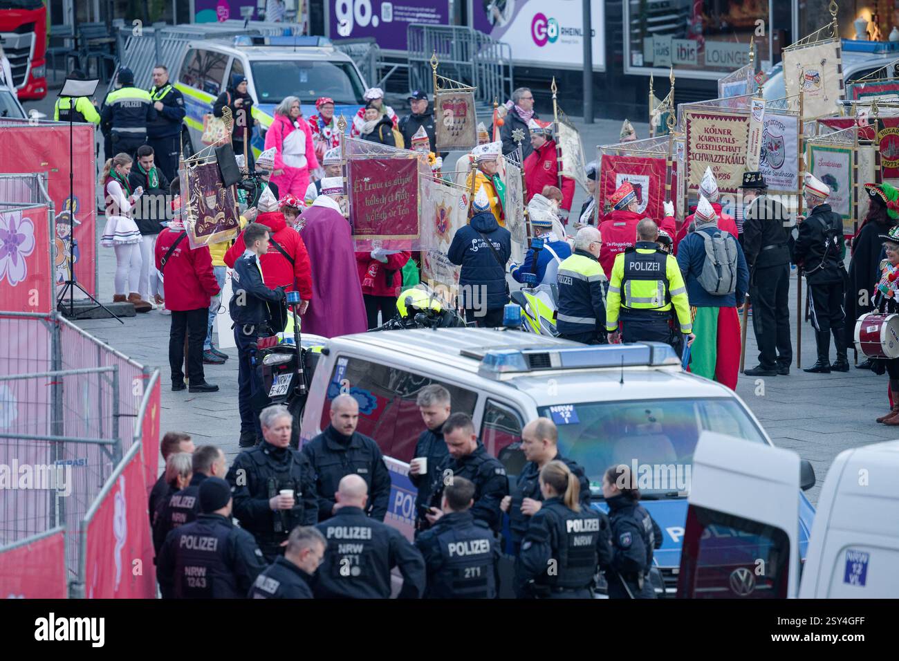 Cologne, Germany. 27th Feb, 2025. Police officers watch the revelers in ...