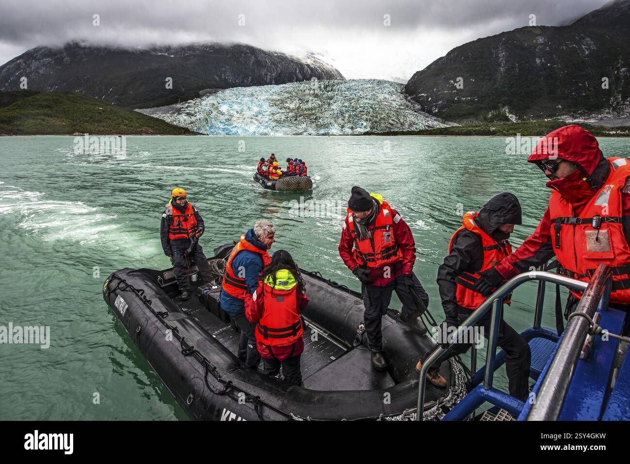 Excursion by Zodiac from the cruise ship Ventus Australis to the Porter ...