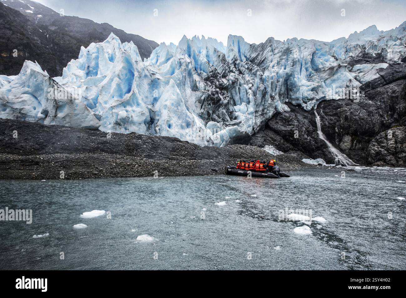 Excursion by Zodiac to the Condor Glacier, Cordillera Darwin, Alberto ...
