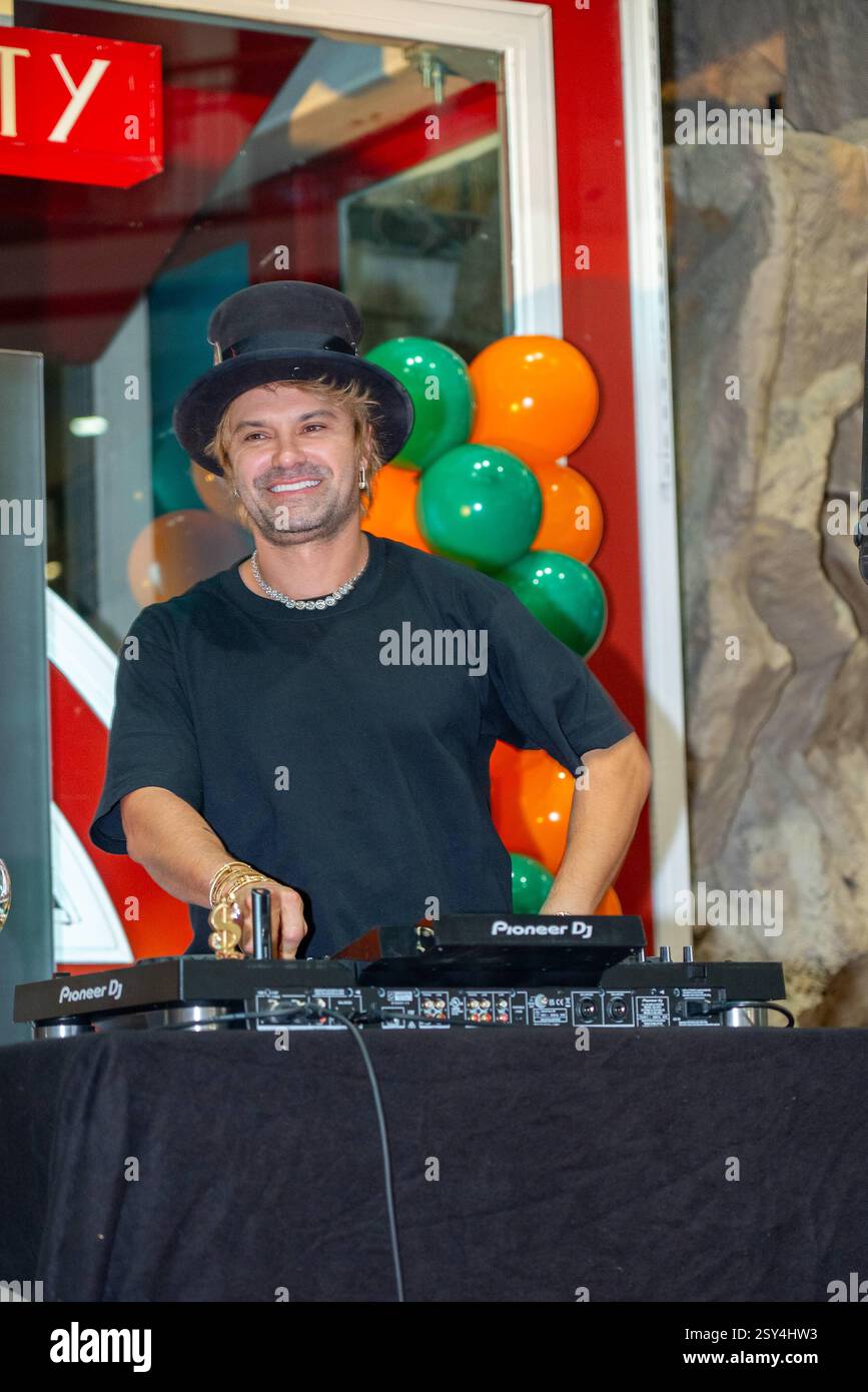 Alec Monopoly DJ Session and VIP reception at Lugner City and Lugner ...