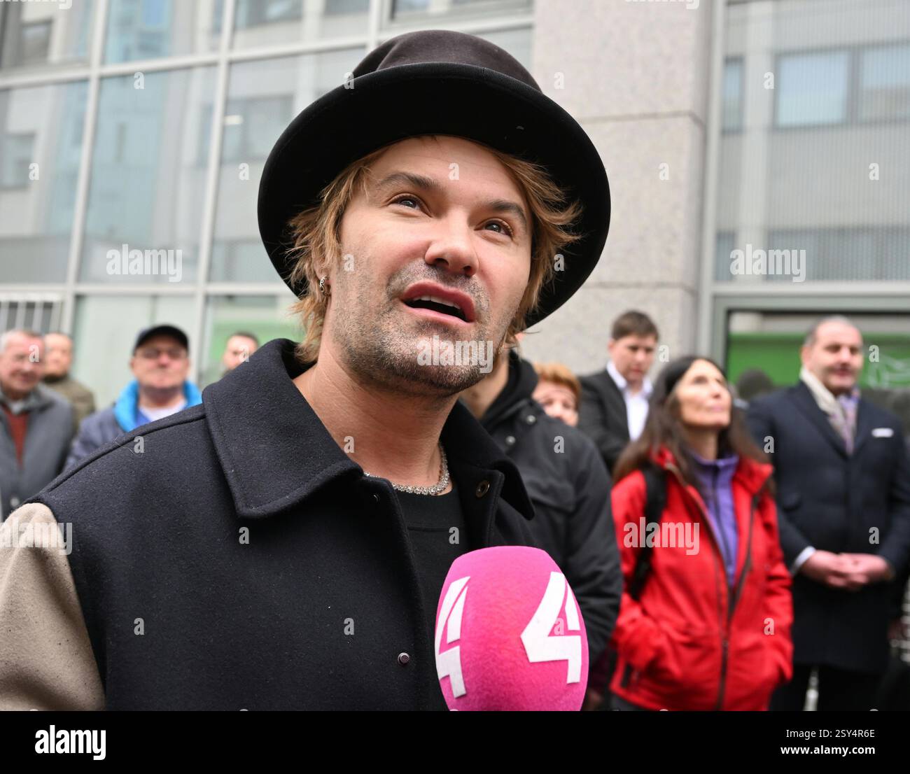 Presentation of the several-meter-high Richard Lugner graffiti portrait ...