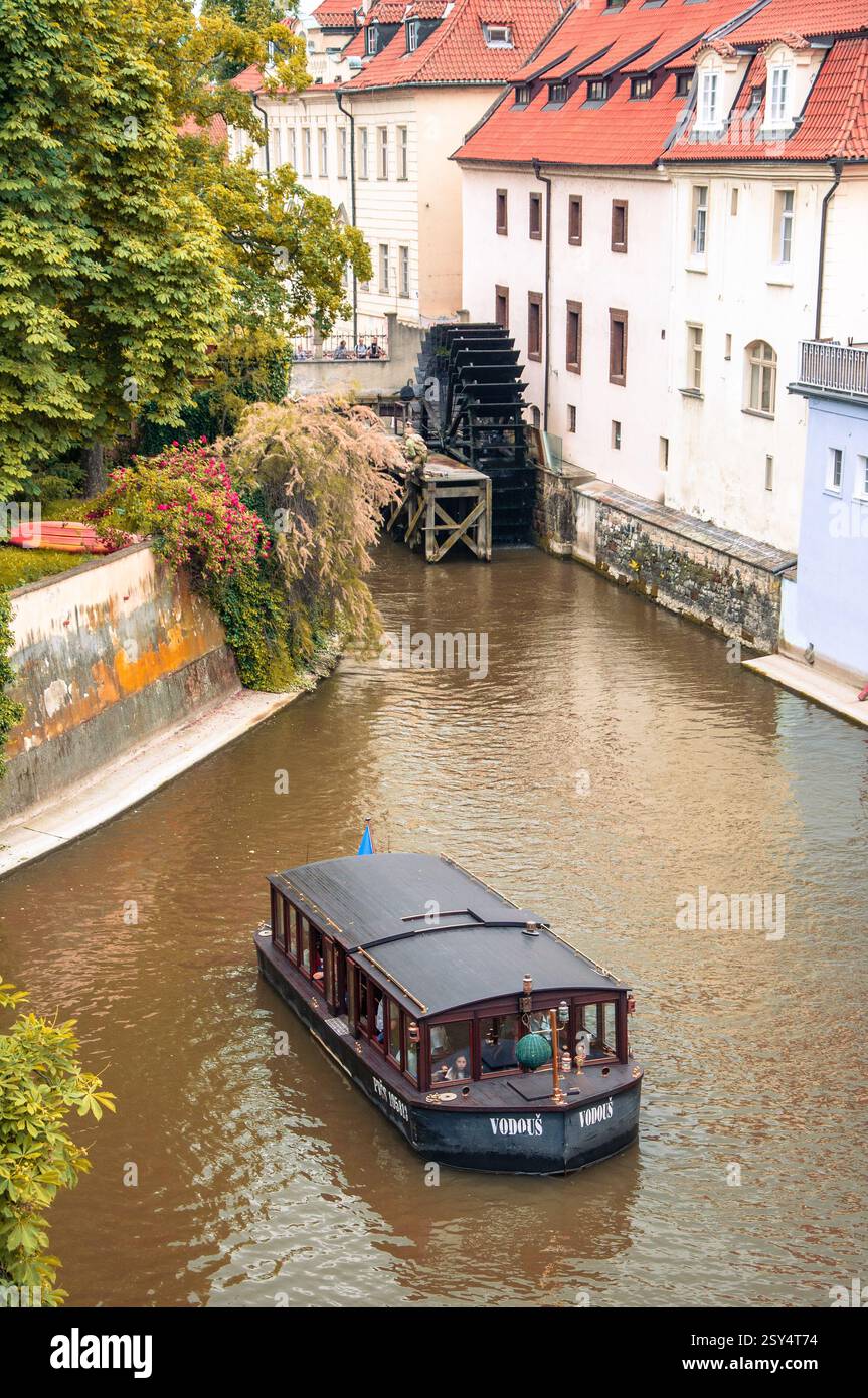 Traditional wooden boat cruising hi-res stock photography and images ...