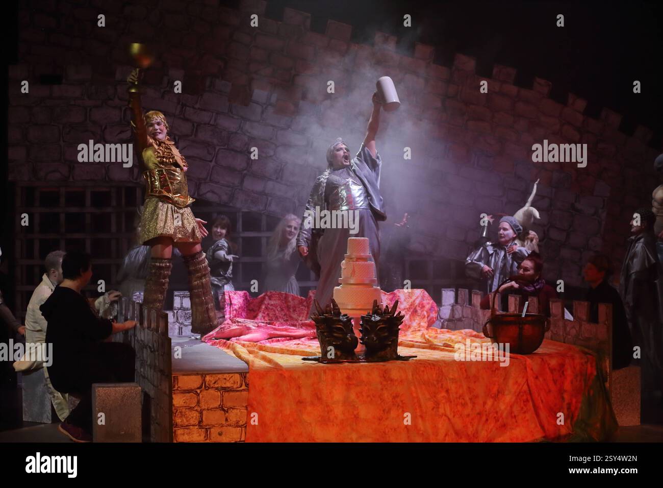 Ferdinand Keller als Siegfried und Ludwig Obst als Kriemhild, v.l ...