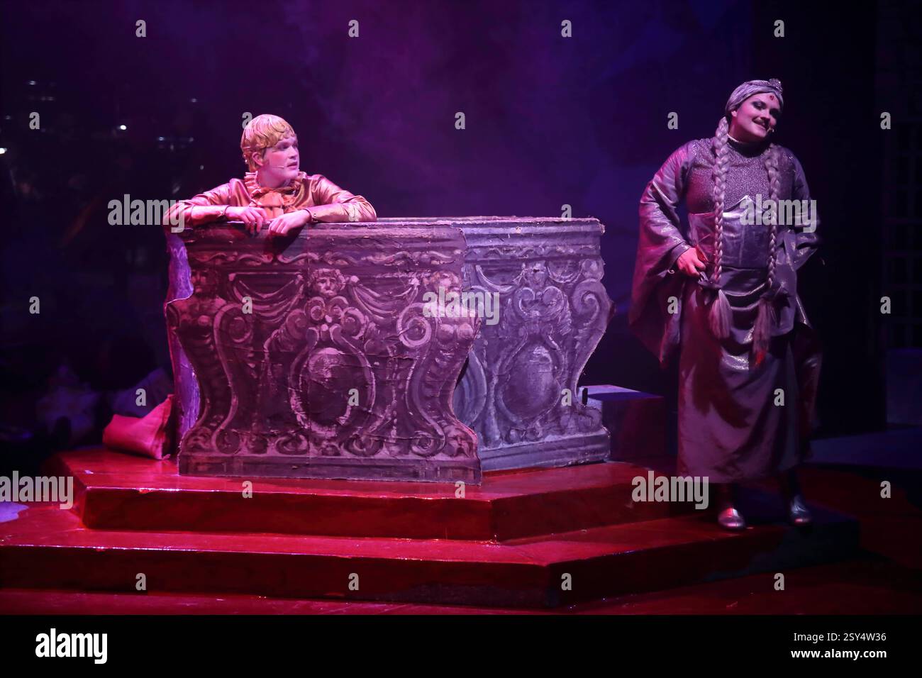 Ferdinand Keller als Siegfried und Ludwig Obst als Kriemhild, v.l ...