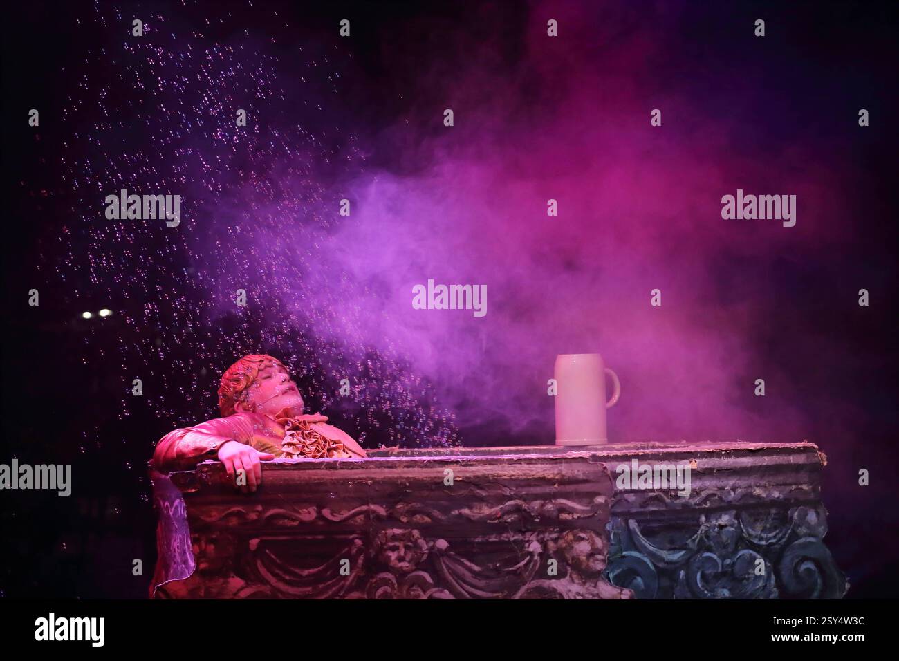 Ferdinand Keller als Siegfried während der Fotoprobe für Ab in den Ring ...