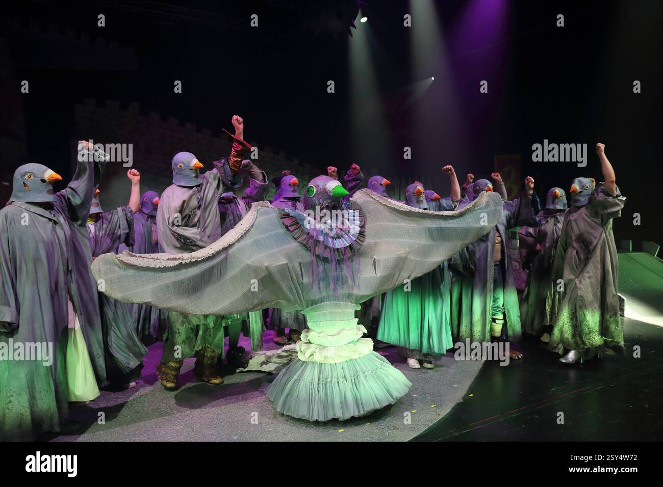 Evelina Smolina als Giselher / Waldvogel und Ensemble während der ...