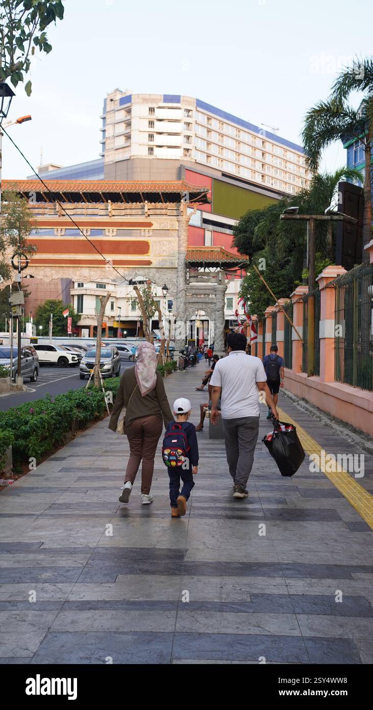 Family Coming Home during The Day in Chinatown Stock Photo - Alamy