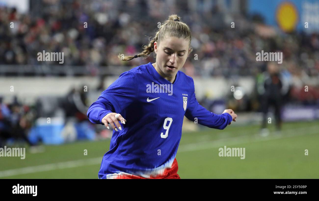 United States forward Ally Sentnor plays against Colombia during the ...