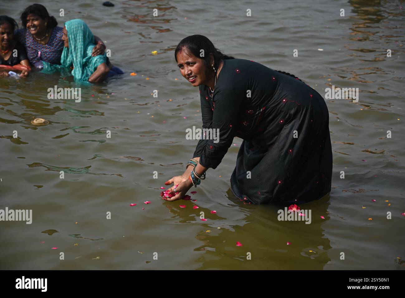 Prayagraj, Uttar Pradesh, India. 27th Feb, 2025. Prayagraj: Devotees gathered at Sangam, in ...