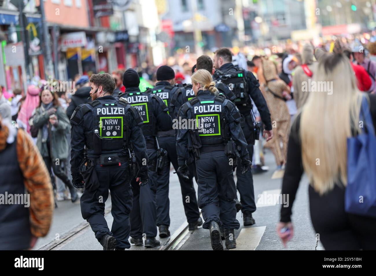 Cologne, Germany. 27th Feb, 2025. Police officers patrol Zülpicher ...