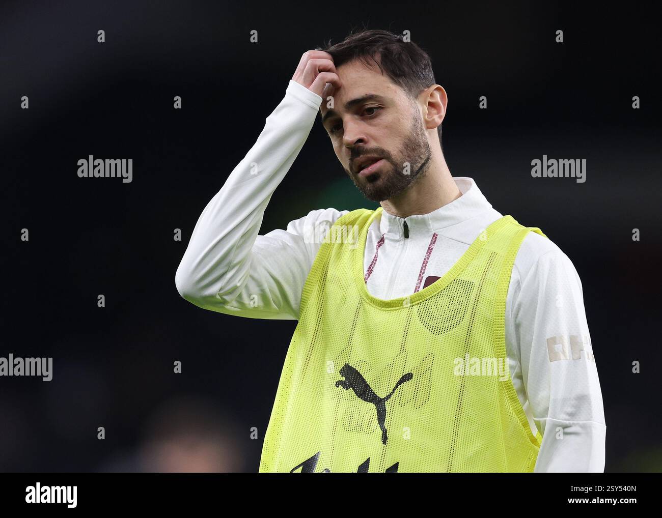 London, UK. 26th Feb, 2025. Bernardo Silva of Manchester City warms up ...