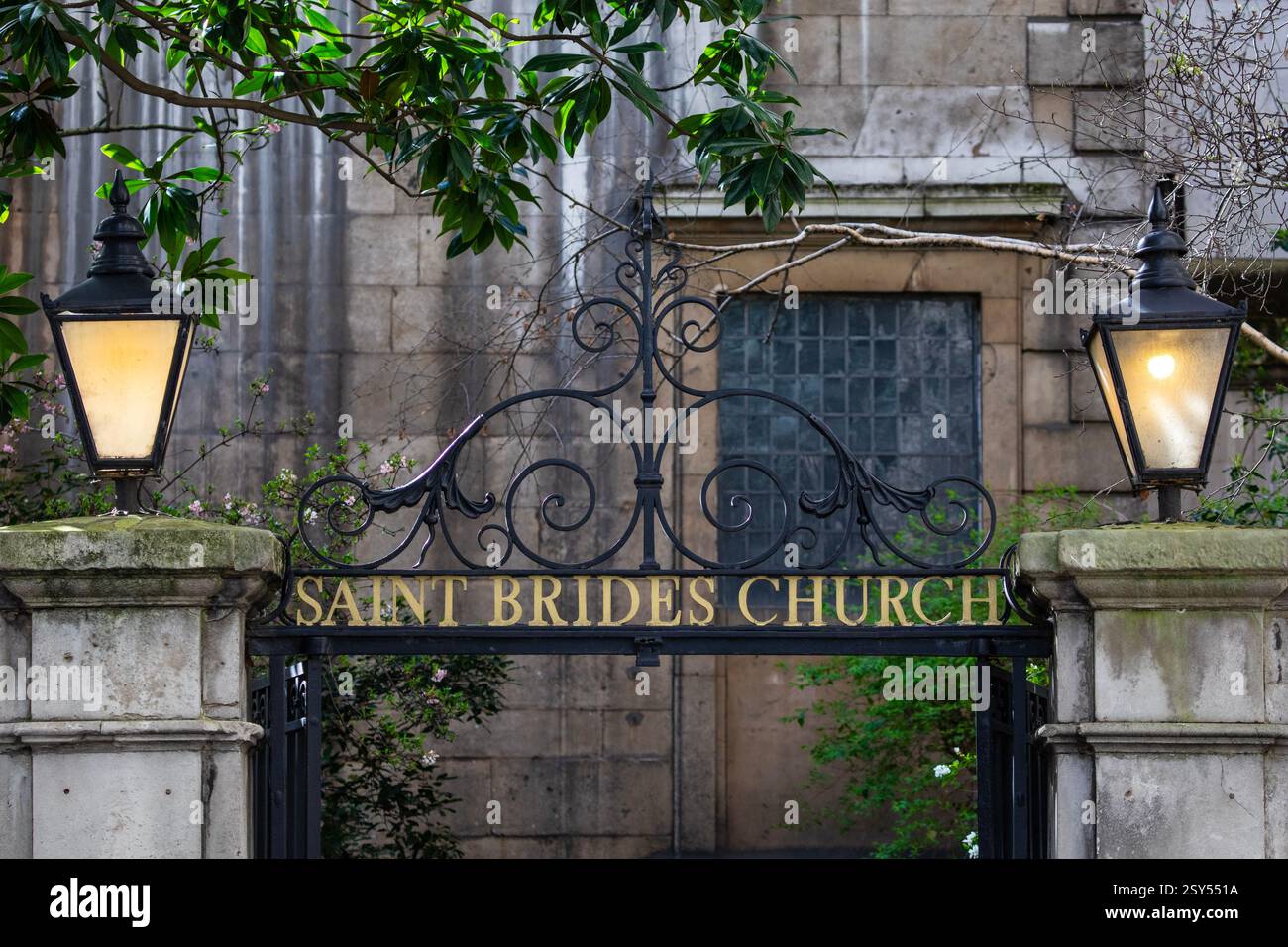 The gateway into the historic grounds of St. Brides Church in London ...