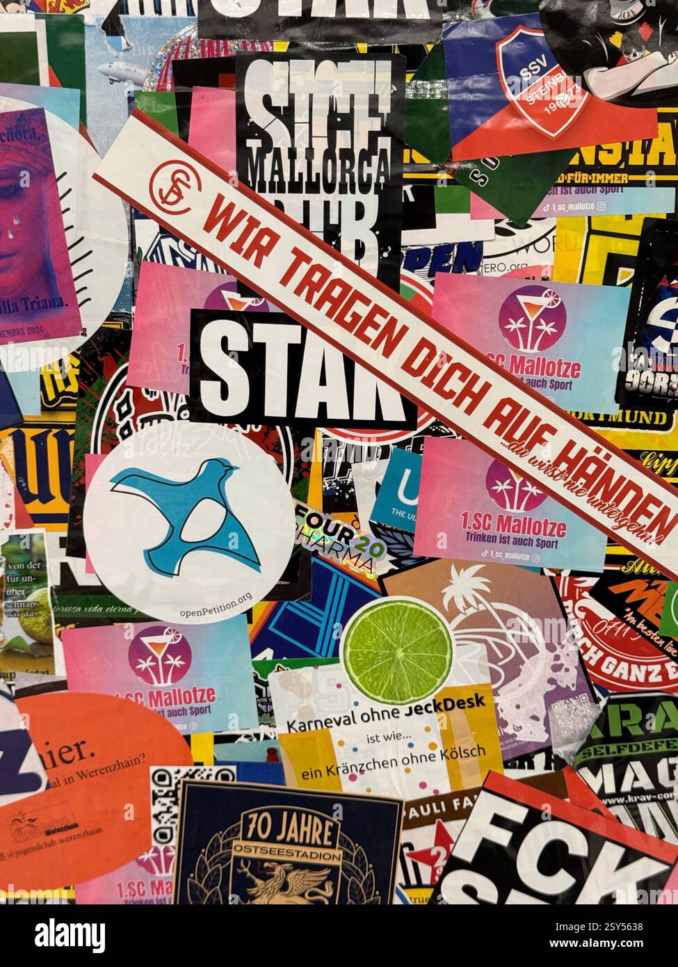 Symbol Spain 20250220 Symbolbild, Aufkleber an einer Wand am Flughafen ...