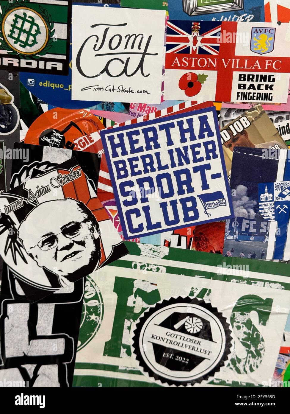 Symbol Spain 20250220 Symbolbild, Aufkleber an einer Wand am Flughafen ...