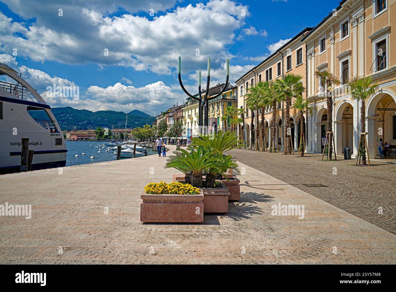 Gardasee, Lago di Garda, Uferpromenade, Fähre, Palmen, Lake Garda, Lago ...