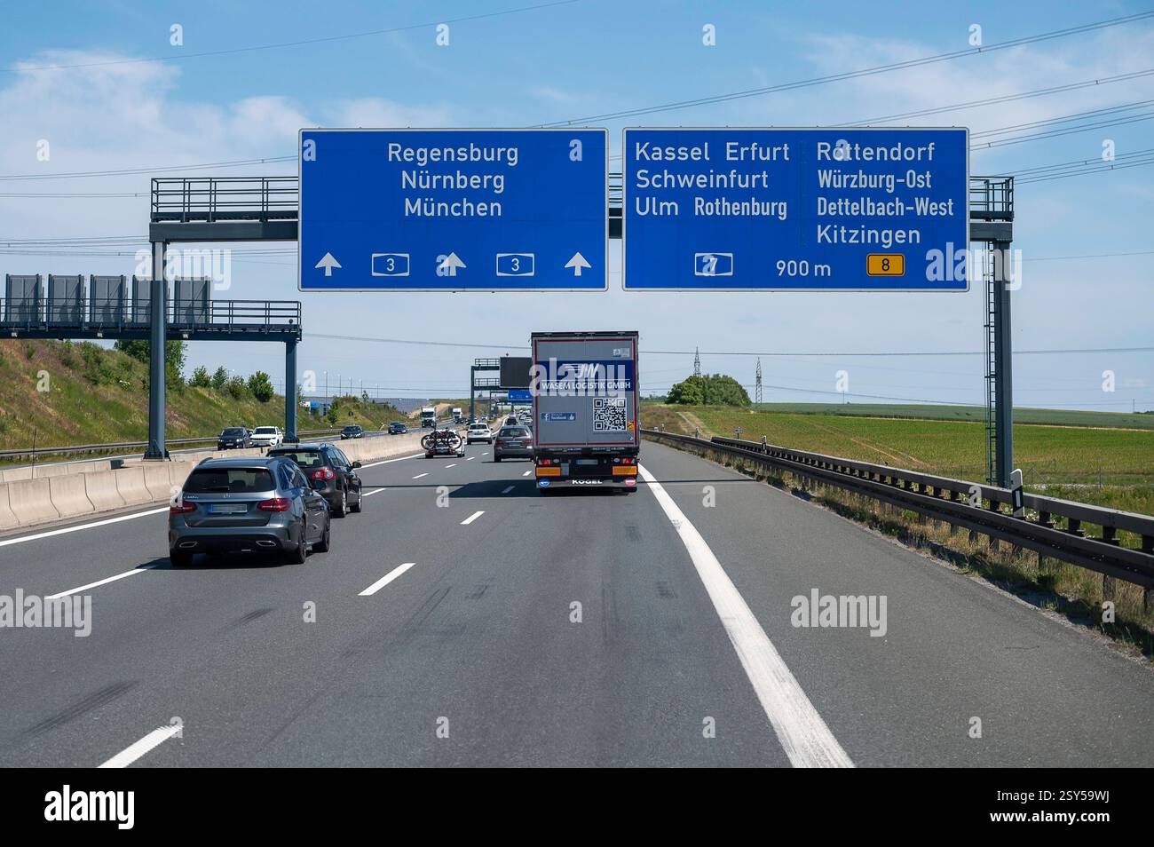 Auf der Autobahn A3 kurz vor dem Autobahnkreuz Biebelried zur A7 ...
