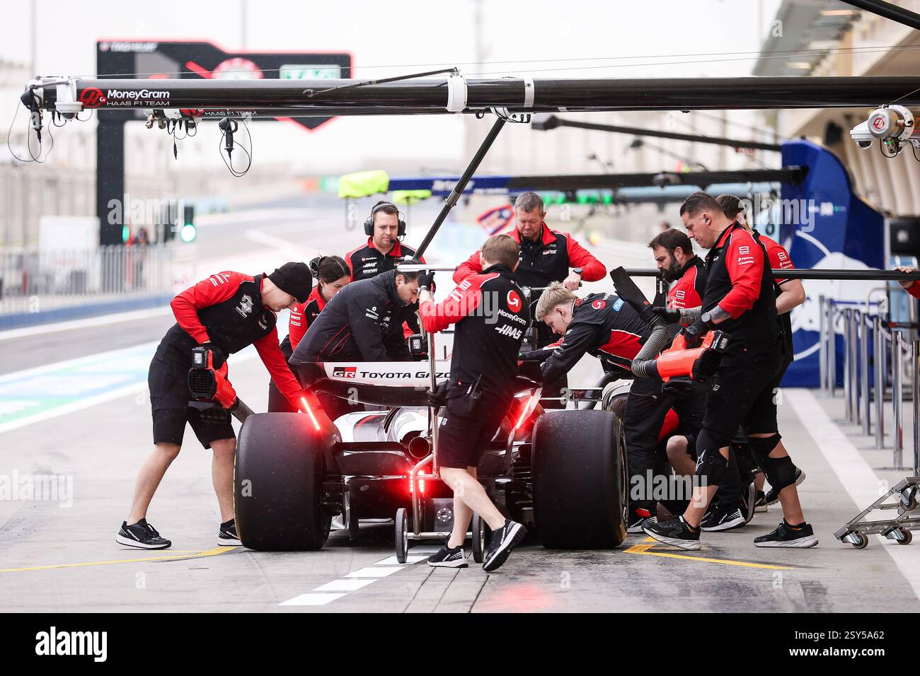 31 OCON Esteban (fra), Haas F1 Team VF-25 Ferrari, pit stop during the ...