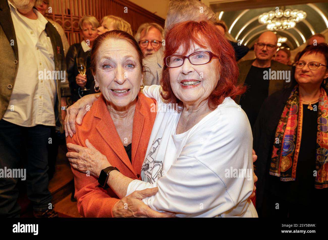 Daniela Ziegler und Brigitte Grothum bei der Premiere des Theaterstücks Oma Trick im Schlosspark ...