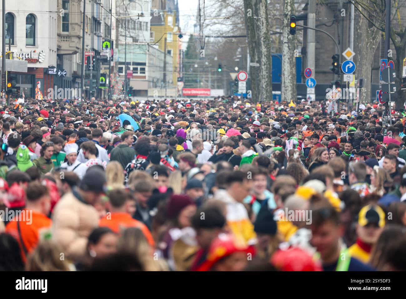 Cologne, Germany. 27th Feb, 2025. Carnival revellers celebrate on ...