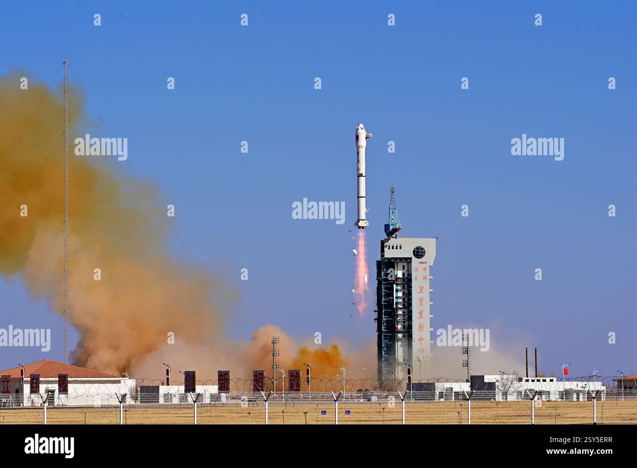 (250227) -- JIUQUAN, Feb. 27, 2025 (Xinhua) -- A Long March-2C carrier ...