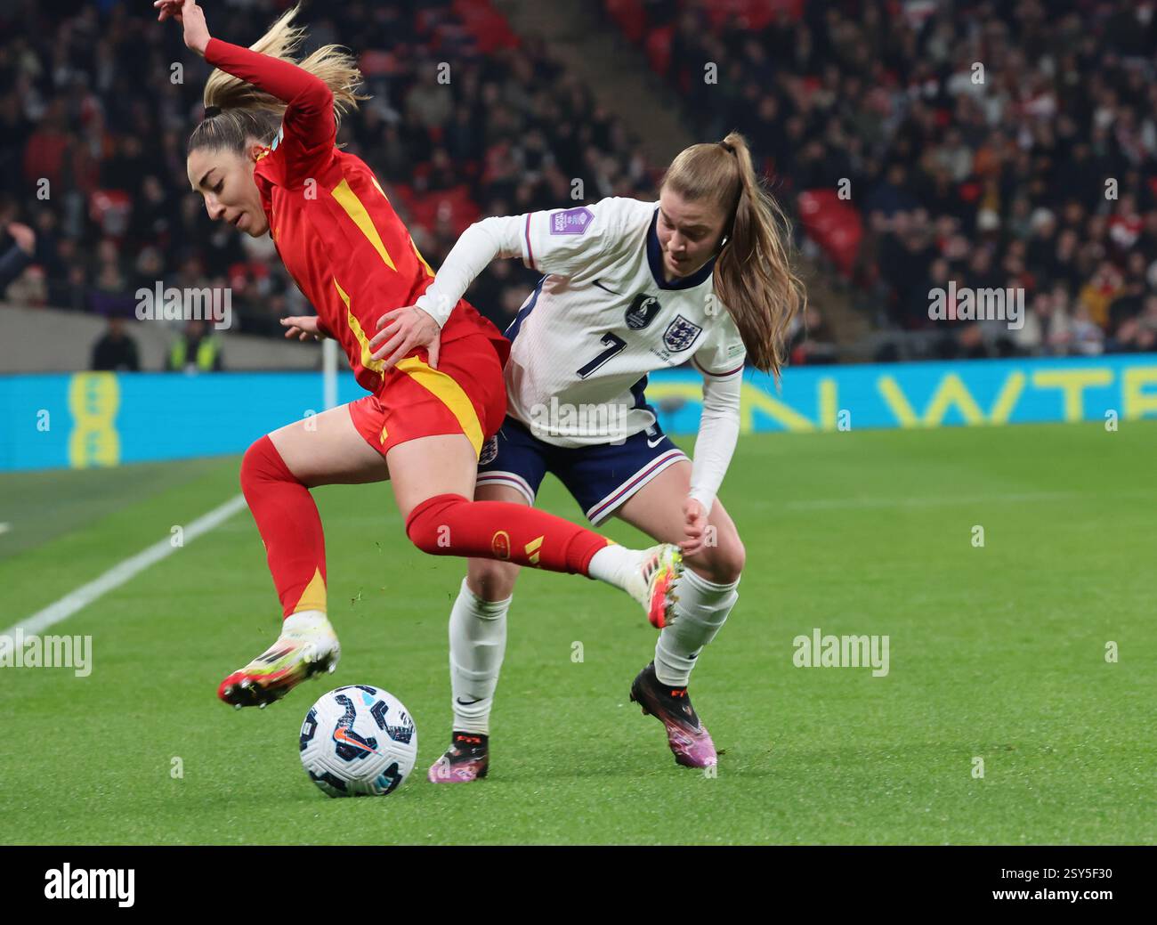 L-R Olga Carmona(Real Madrid)of Spain and Jessica Park (Manchester City ...