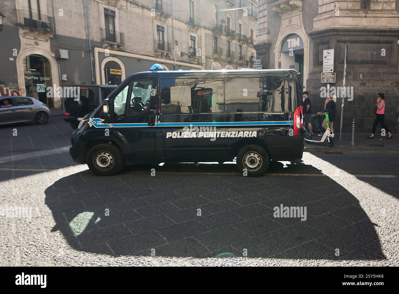 Italian police uniform woman hi-res stock photography and images - Alamy