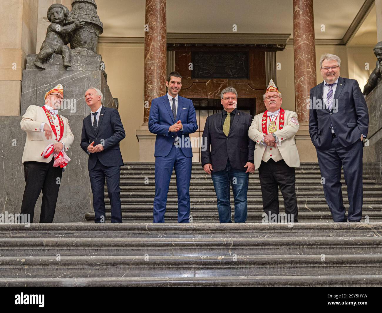 Weiberfastnacht in Hannover Einigen Ratsherren ging es Punkt 11:11 Uhr ...