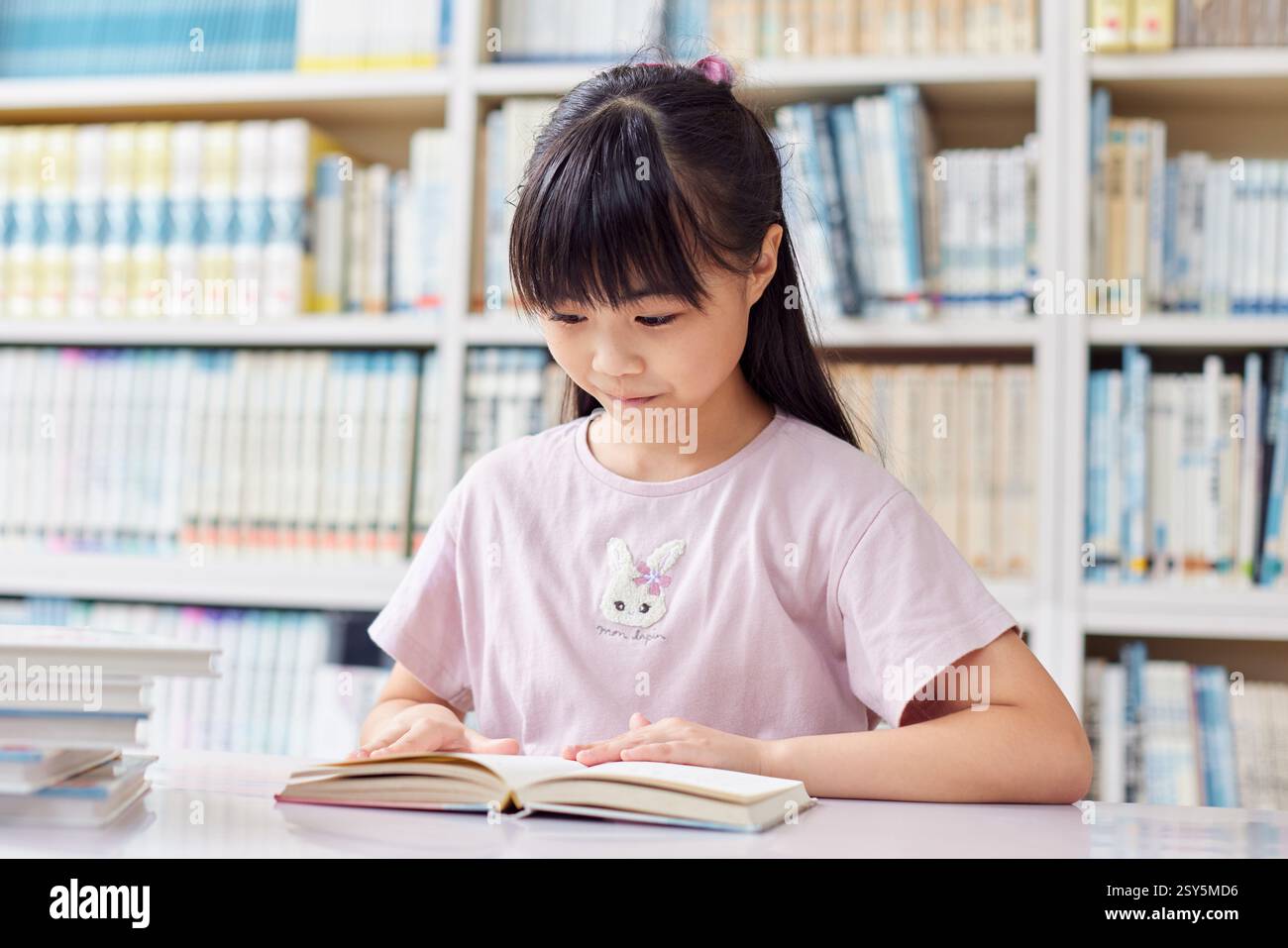 Children reading library table hi-res stock photography and images - Alamy