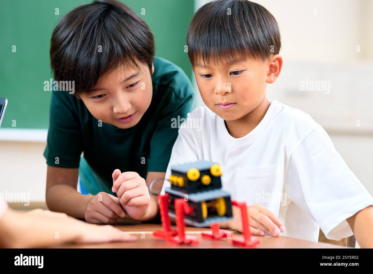 Japanese Kids In Classroom Stock Photo - Alamy