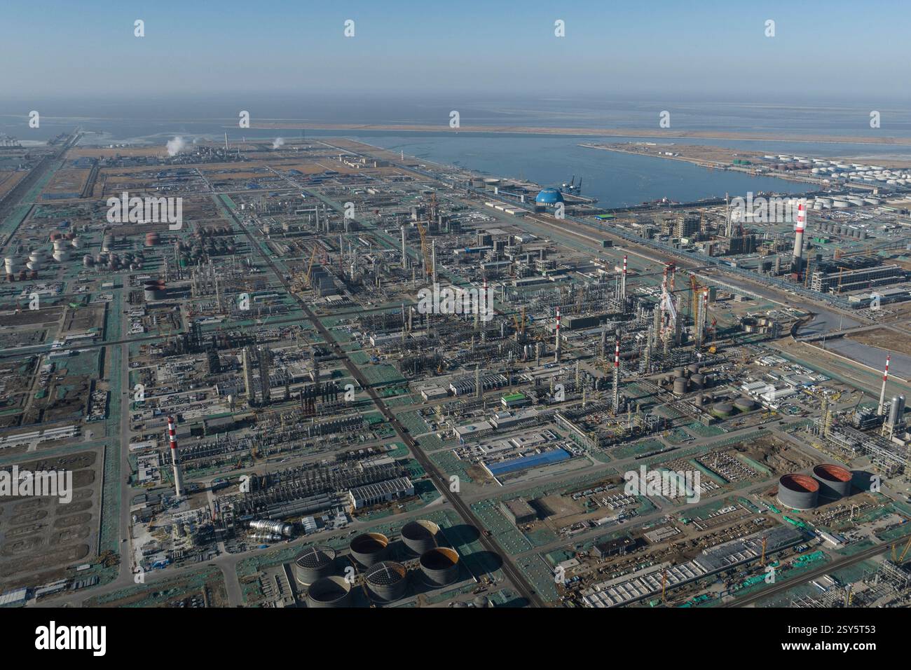 (250227) -- PANJIN, Feb. 27, 2025 (Xinhua) -- An aerial drone photo ...