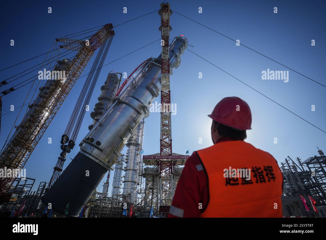 (250227) -- PANJIN, Feb. 27, 2025 (Xinhua) -- A staff member directs ...