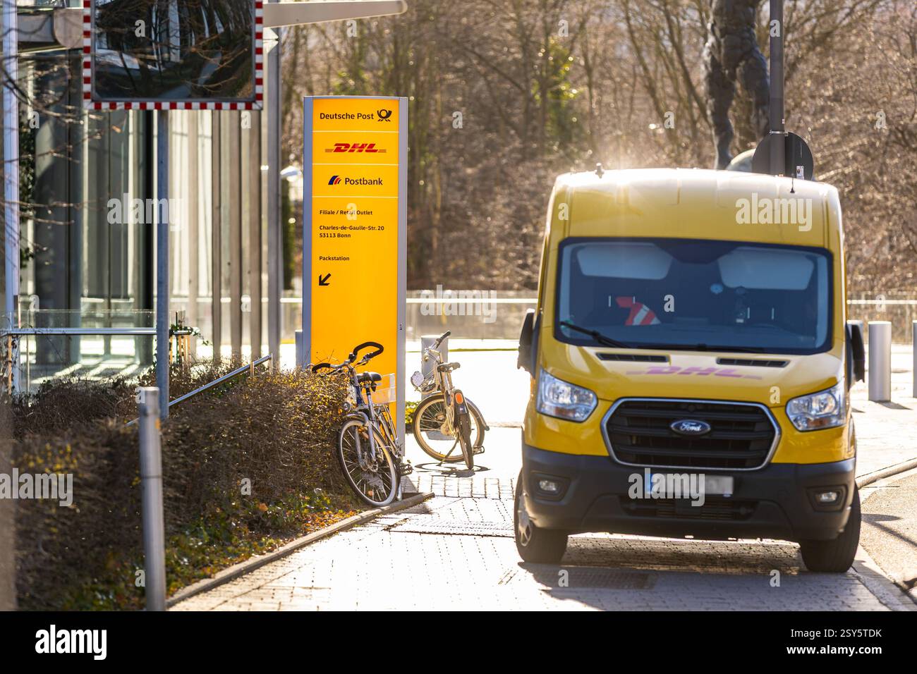 Konzernzentrale der Deutsche Post AG Ein DHL Paketwagen vor dem Post ...