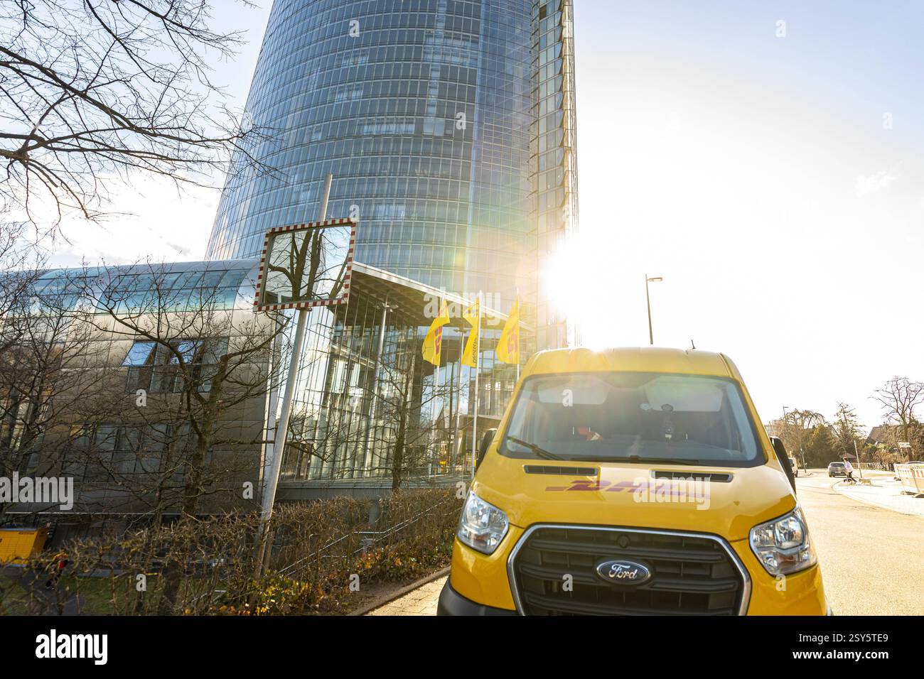 Konzernzentrale der Deutsche Post AG Ein DHL Paketwagen vor dem Post ...