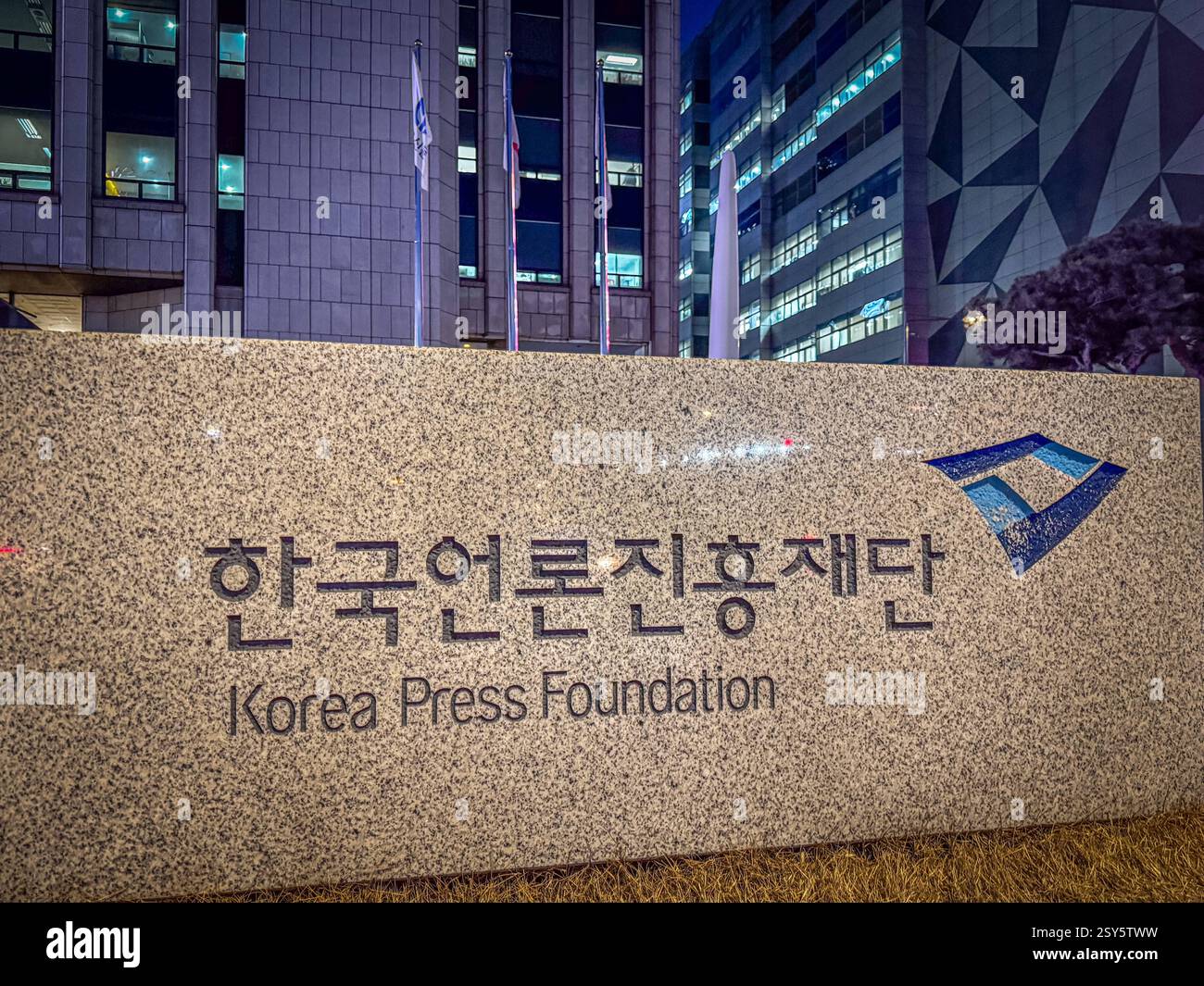 Seoul, Südkorea, Asien Aufnahme der Korea Press Foundation bei Nacht ...