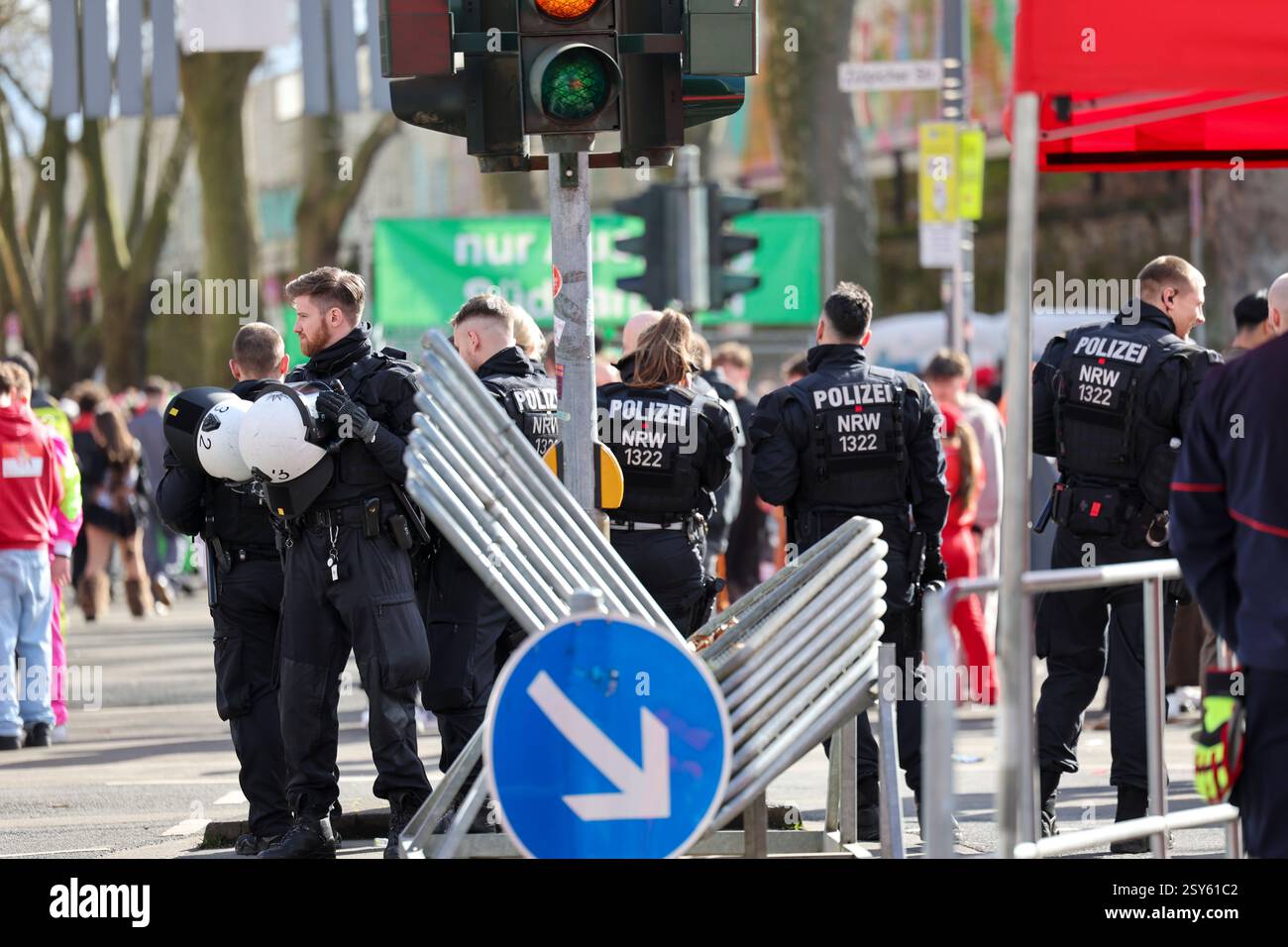 27 February 2025, North Rhine-Westphalia, Cologne: Police officers ...