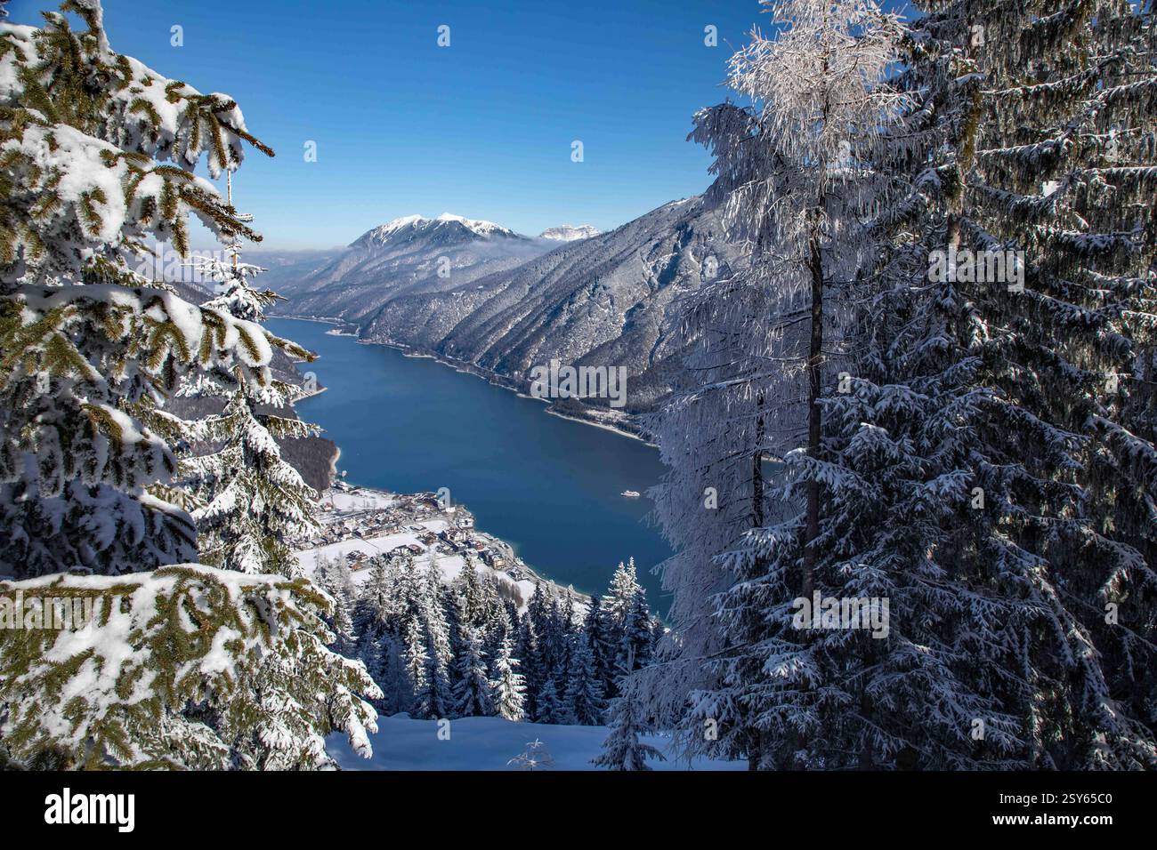 Pertisau, Österreich 15. Februar 2025: Im Bild: Blick auf den Achensee ...
