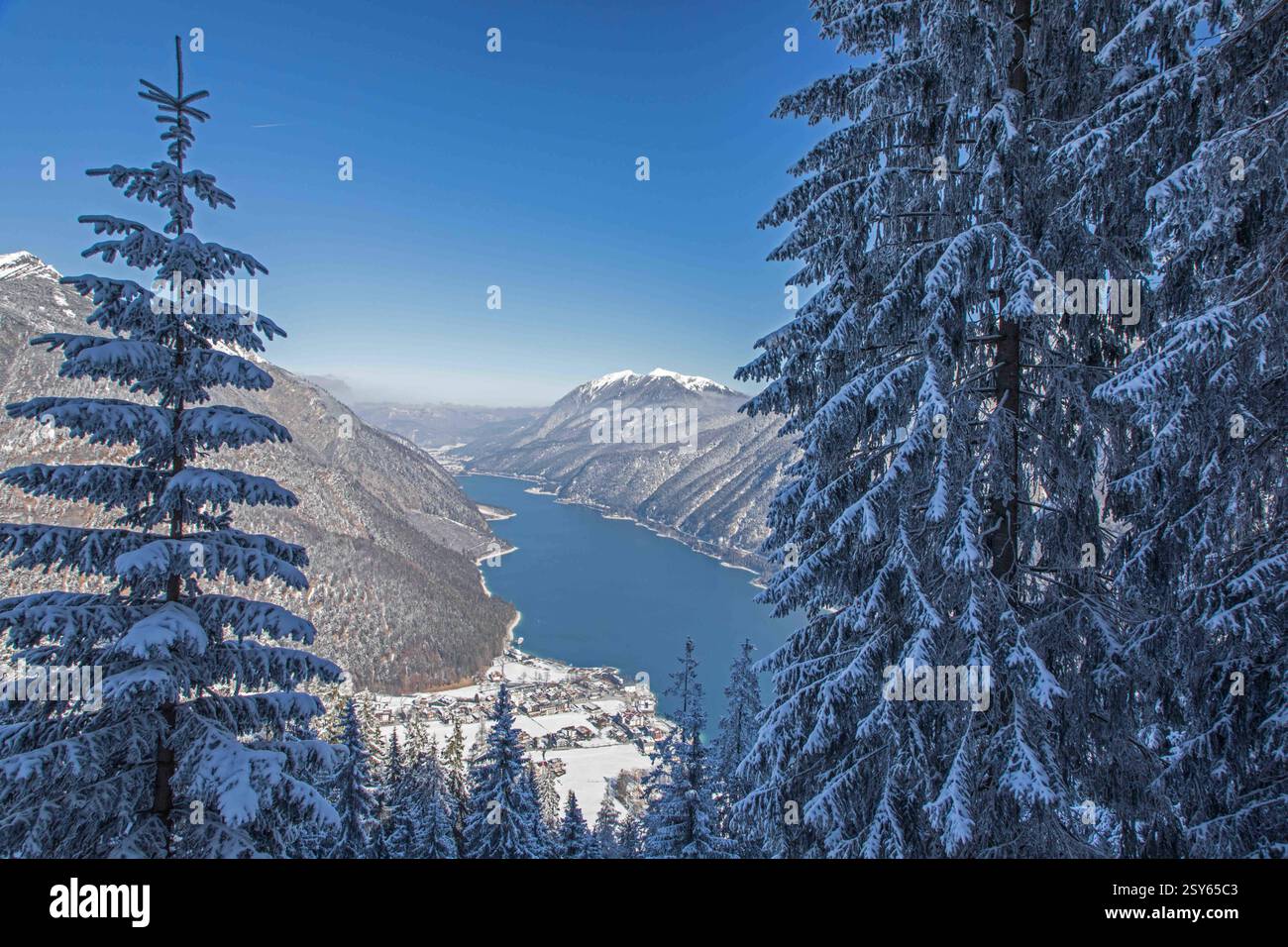 Pertisau, Österreich 15. Februar 2025: Im Bild: Blick auf den Achensee ...