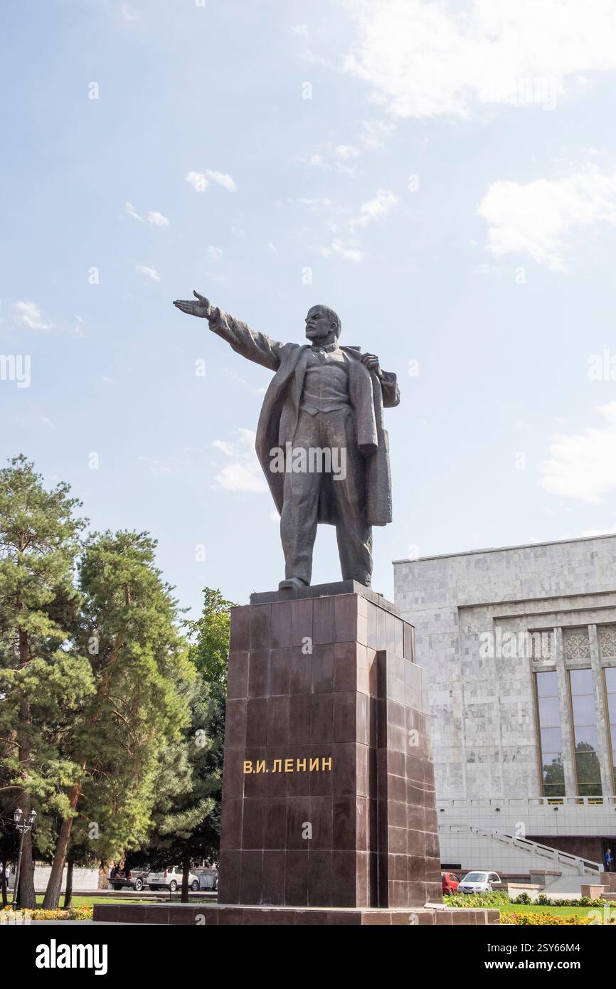 Kyrgyzstan. Bishkek. Lenin statue Stock Photo - Alamy