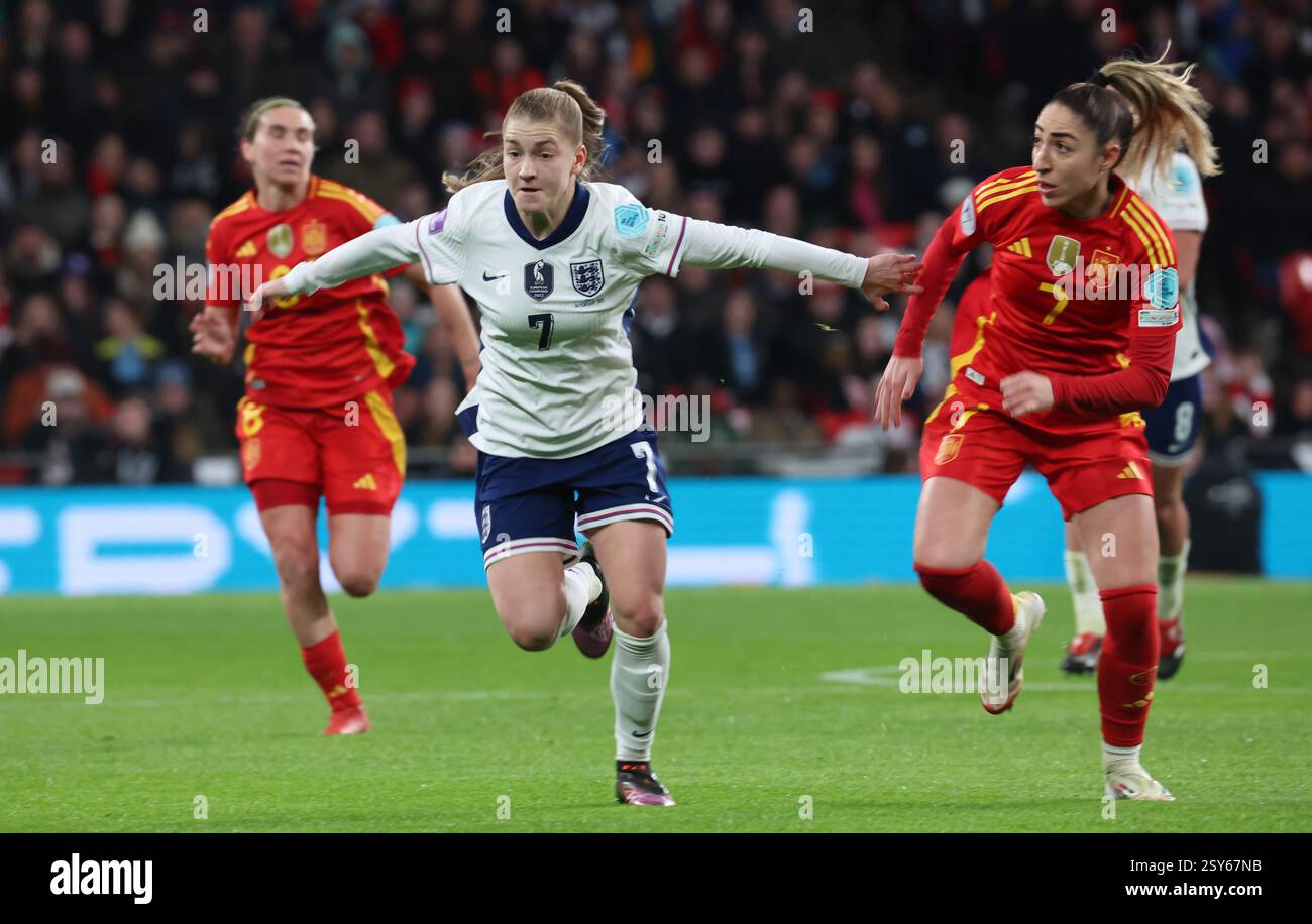 London, UK. 26th Feb, 2025. L-R Jessica Park (Manchester City)of ...