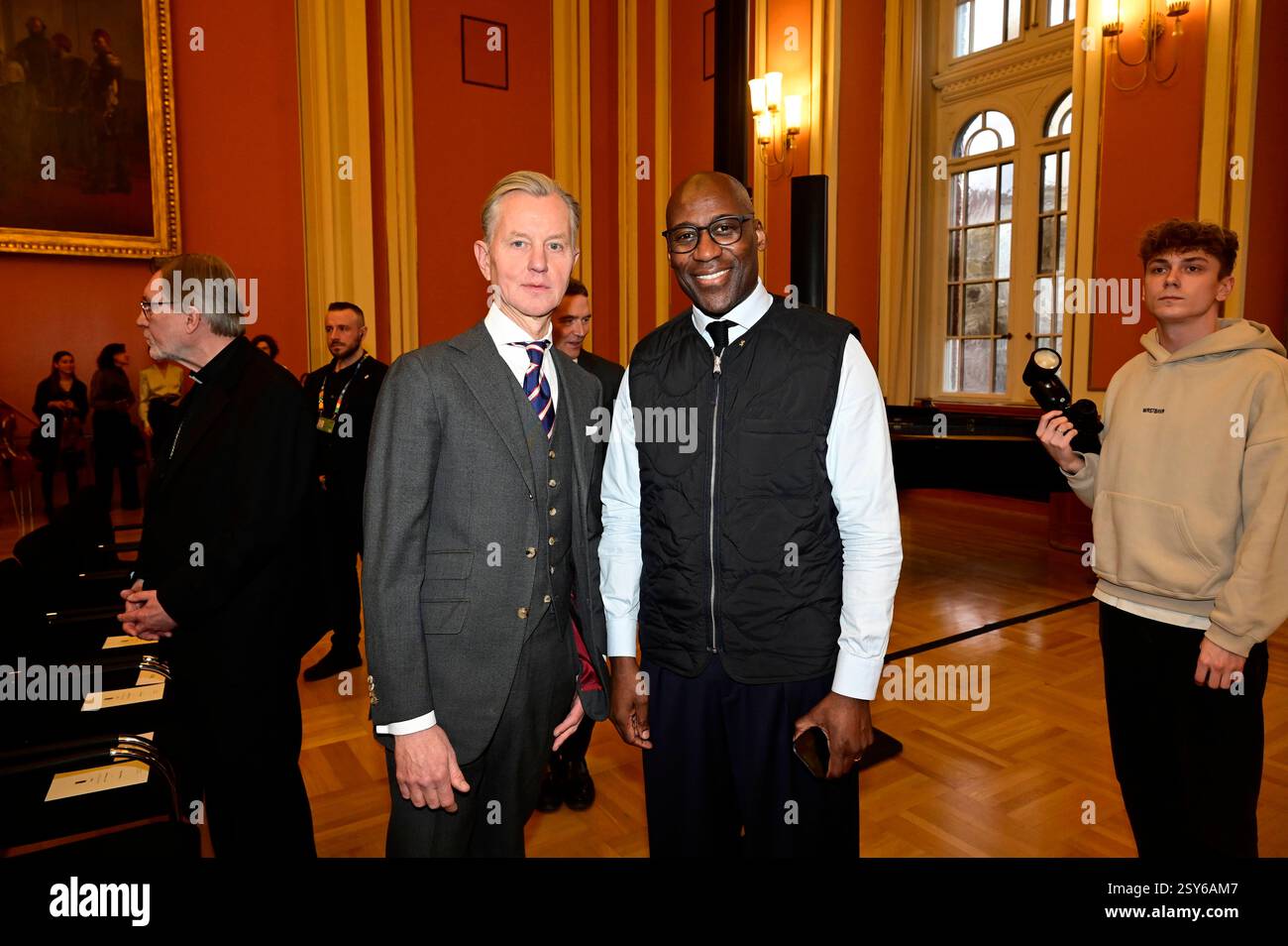 Max Raabe und Joe Chialo bei der Verleihung der Würde einer ...