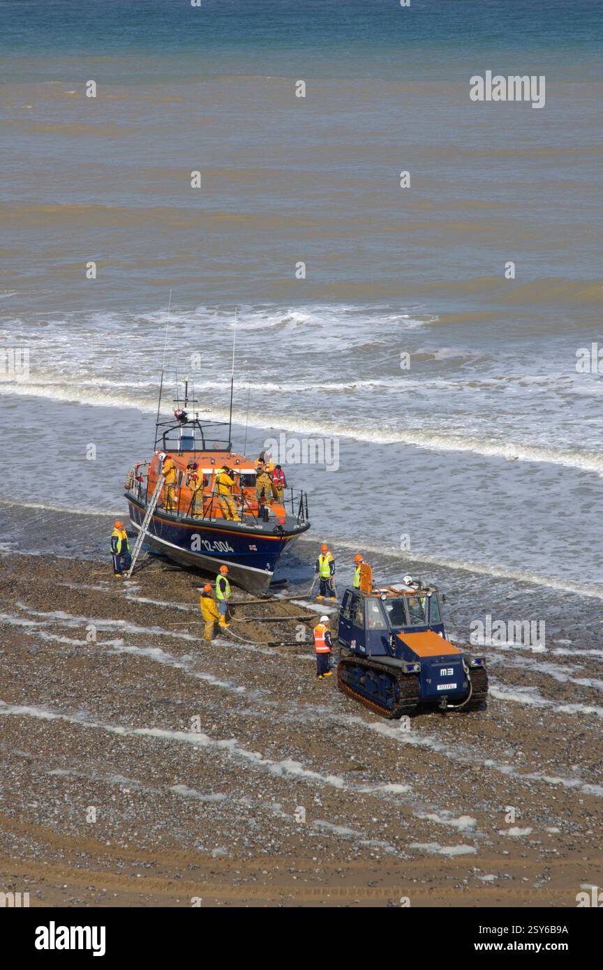 Recovering the Cromer lifeboat RNLB Royal Shipwright from the beach ...
