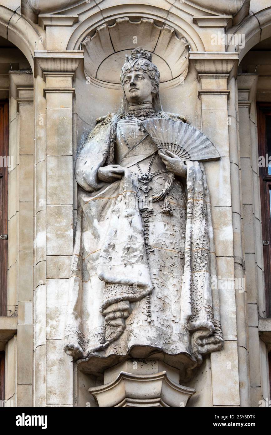 London, UK - March 30th 2023: A sculpture of Queen Alexandra, on the ...