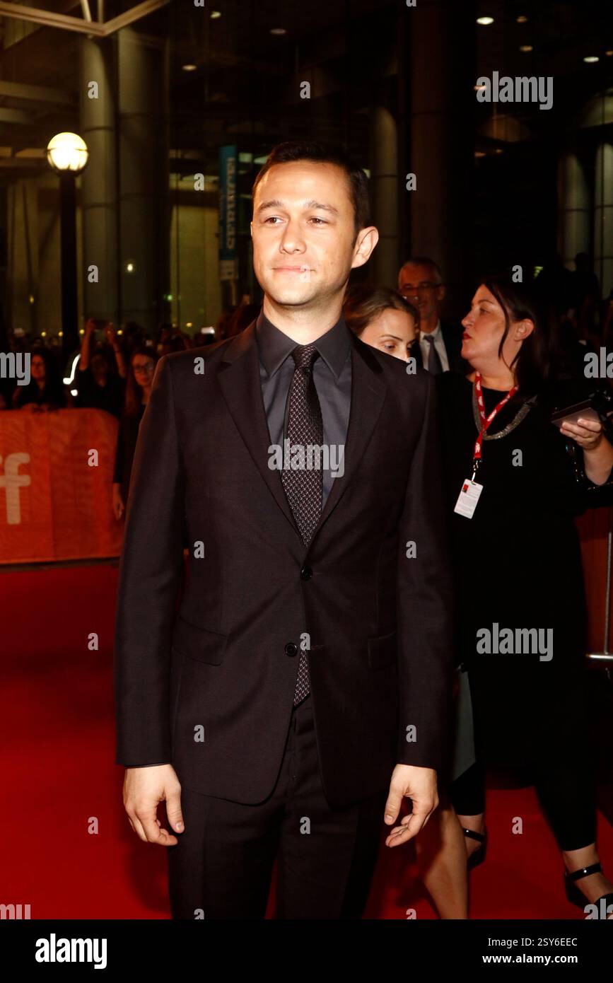 Actor Joseph Gordon-Levitt arrives at the premiere of Snowden during ...